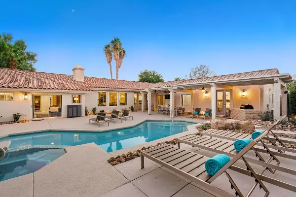 Spectacular Desert Villa with Private Pool, Spa, Walking Distance to ...