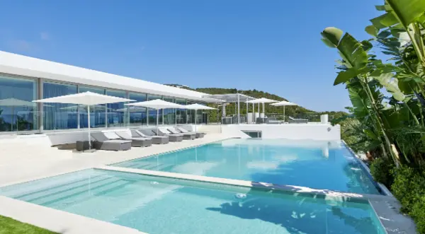 High-class Modern Villa with Infinity Pool, Hot tub and Stunning Beach ...